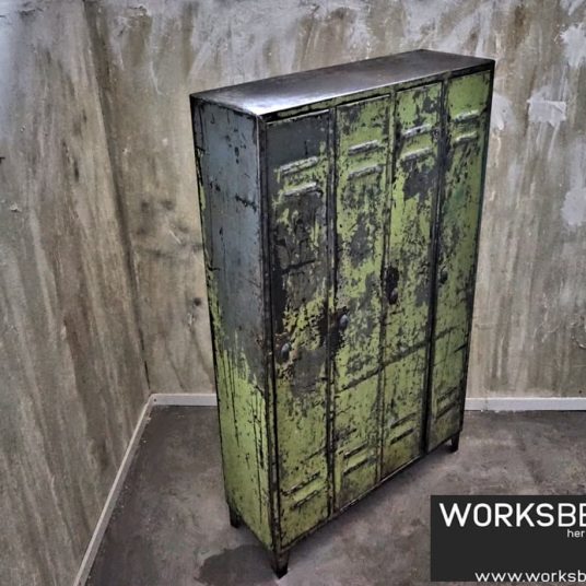 Schmaler vintage Spind mit vier Türen - Onlineshop für Industriemöbel