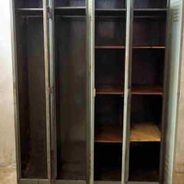 Großer Vintage Spind mit rostiger Patina - Industriemöbel in Berlin kaufen